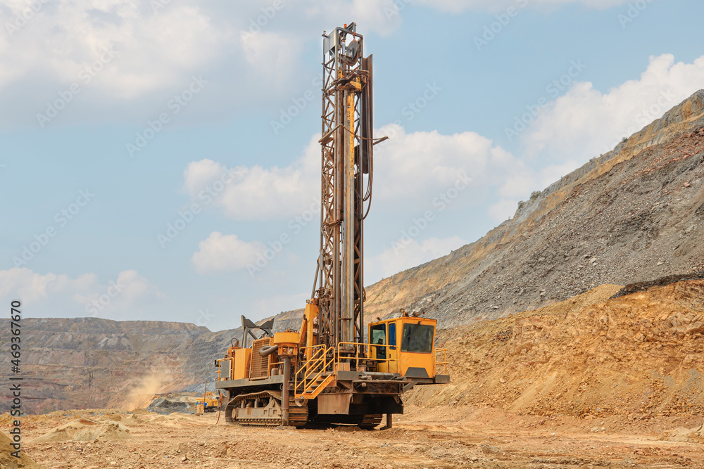 Machine for drilling wells in the quarry. Drilling of boreholes for ...