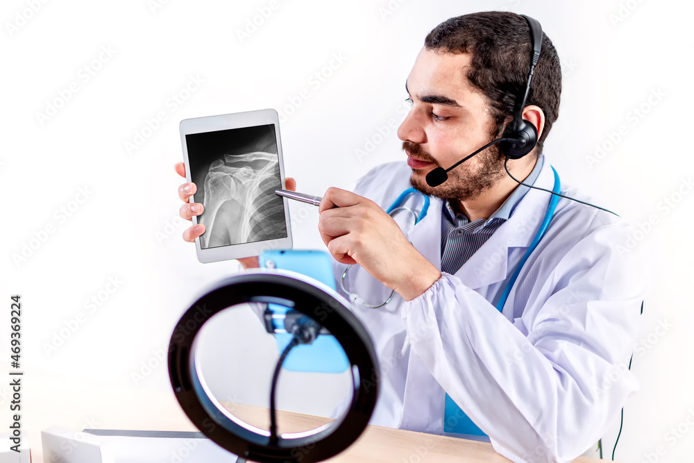 Online doctor, explaining an x-ray to a patient. Stock Photo | Adobe Stock