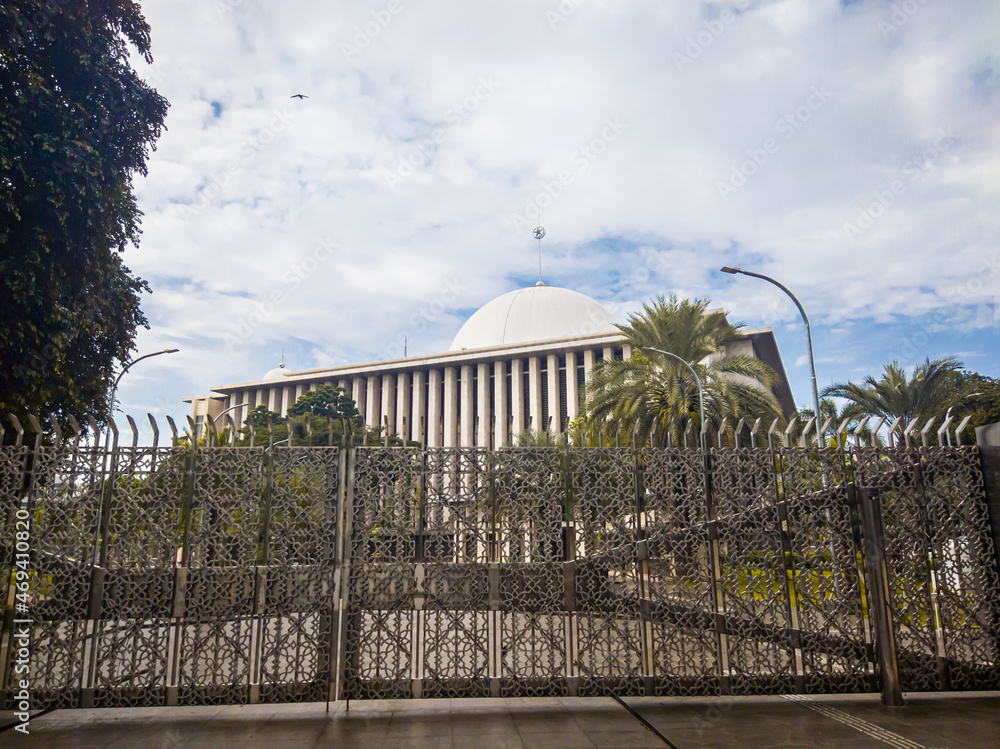 Foto de Central Jakarta, Indonesia-April 5th, 2021:Istiqlal Mosque is ...