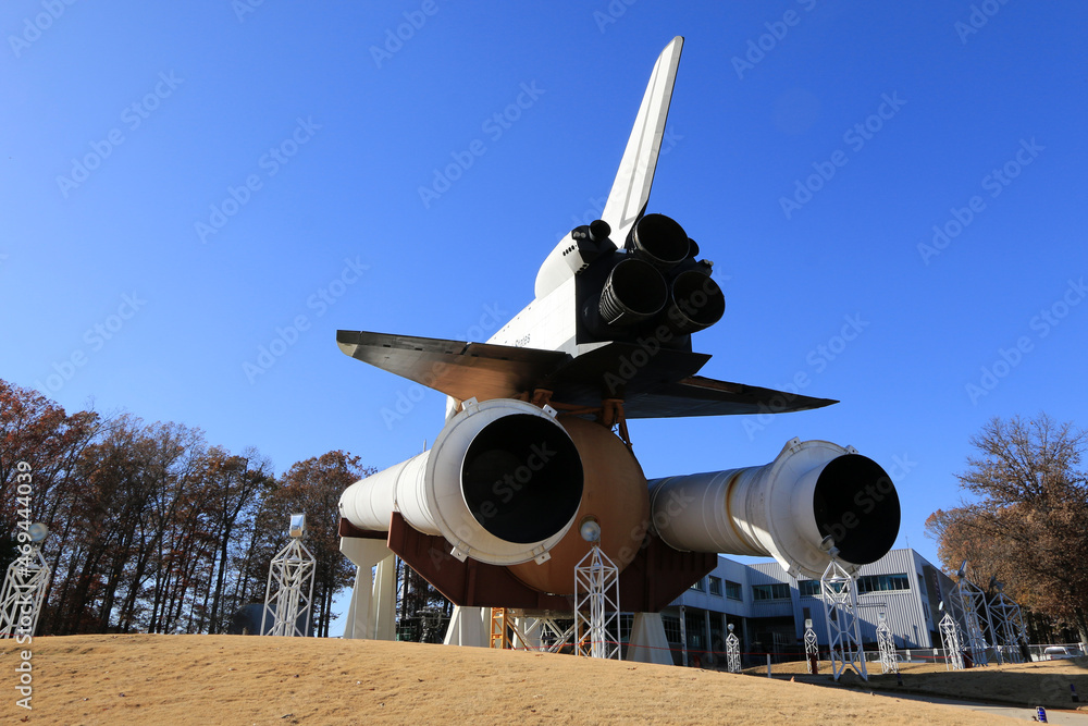 Space Shuttle Orbiter test simulator Pathfinder sits atop the Main ...