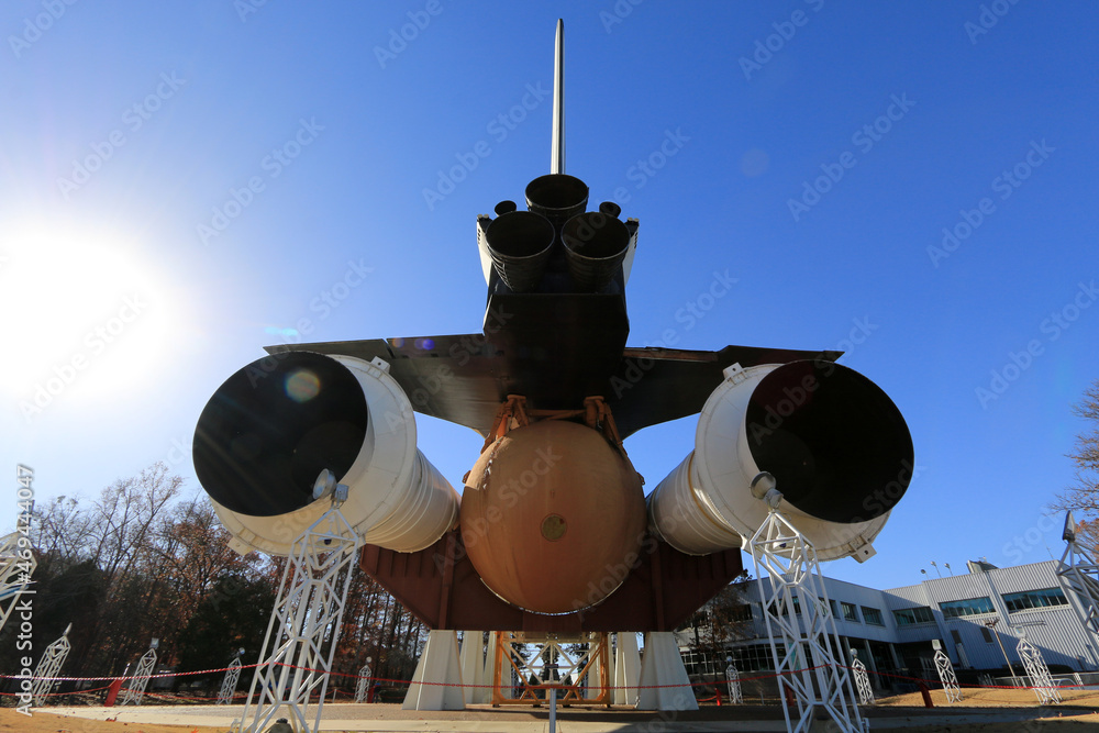 Space Shuttle Orbiter test simulator Pathfinder sits atop the Main ...