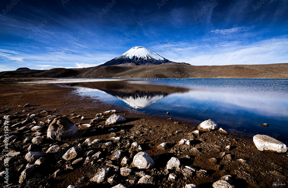 Reflejo del volcán Parinacota y su entorno sobre el lago Chungara ...