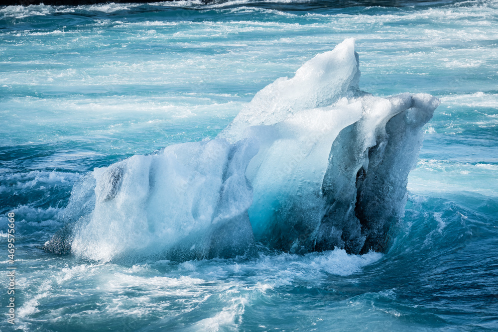 Eisbrocken bzw. Eisschollen im Gletschersee Jökulsárlón in Island Stock ...