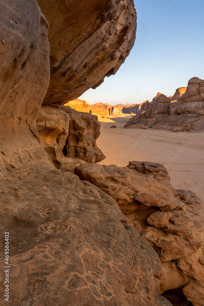 Foto de Ancient rock paintings in the sandstone canyon of Wadi Al Disah ...