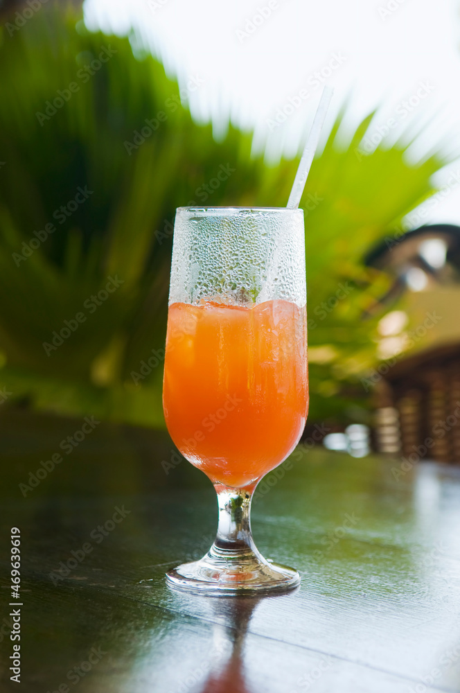 Foto de Tropical fruit cocktail - Rum Punch - in glass on the table ...