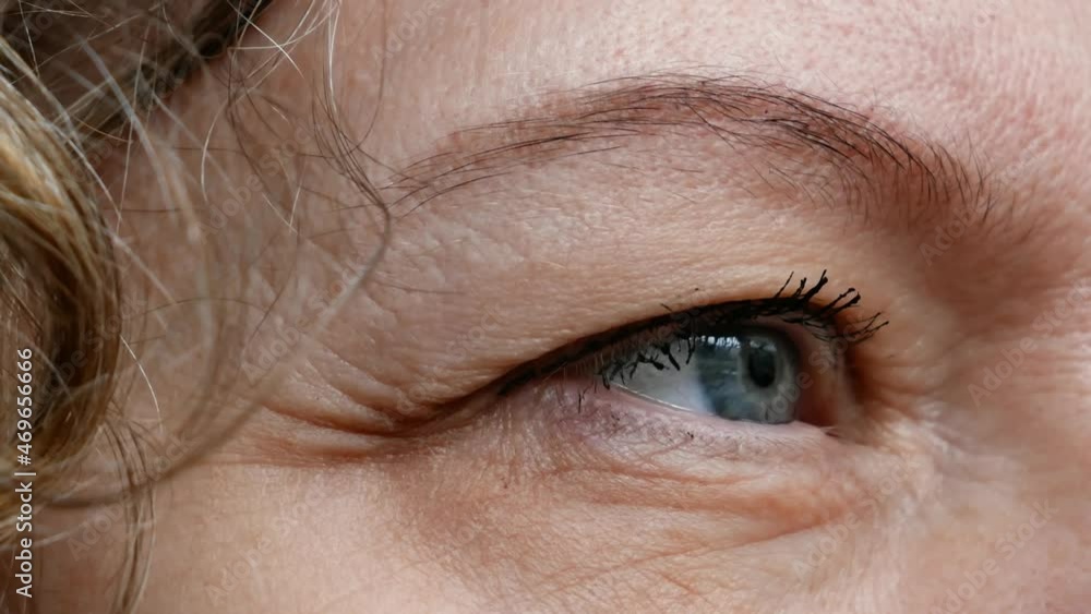 Vidéo Stock middle-aged woman does corrective eye makeup to correct the ...