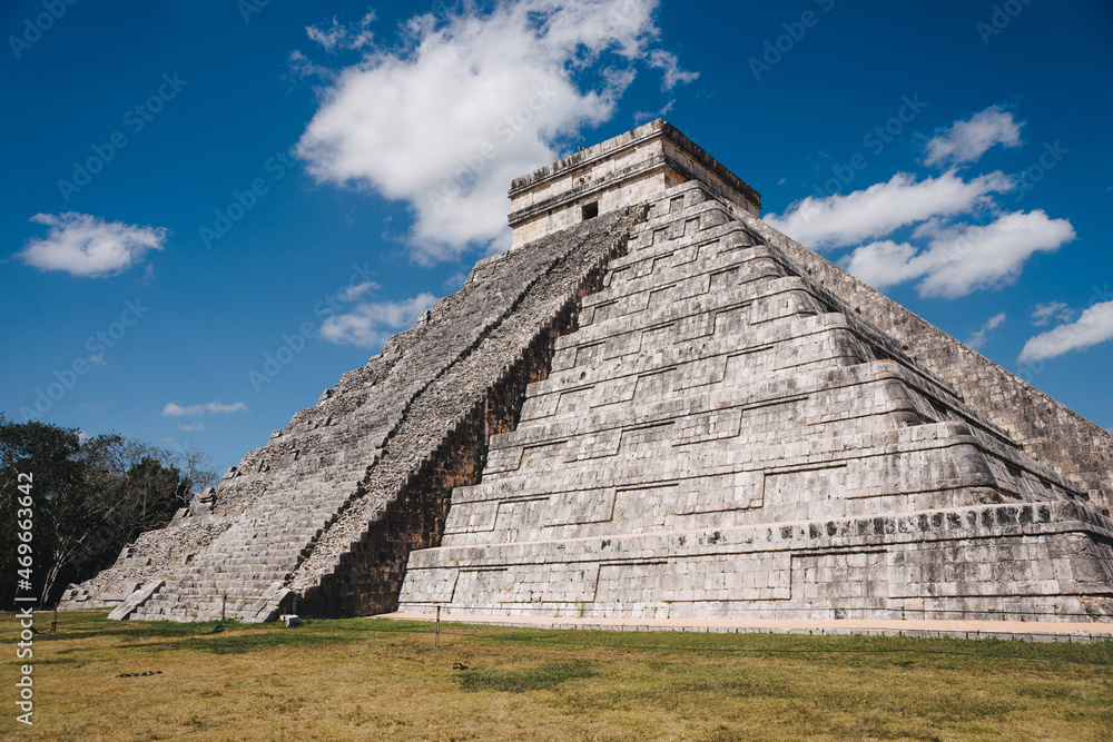 Photo & Art Print Temple of Kukulcan El Castillo at the center of Chichen Itza archaeological ...
