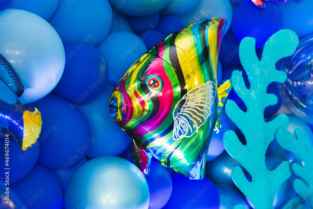Marine-style decor of balloons, fish, and corals for the birthday photo ...