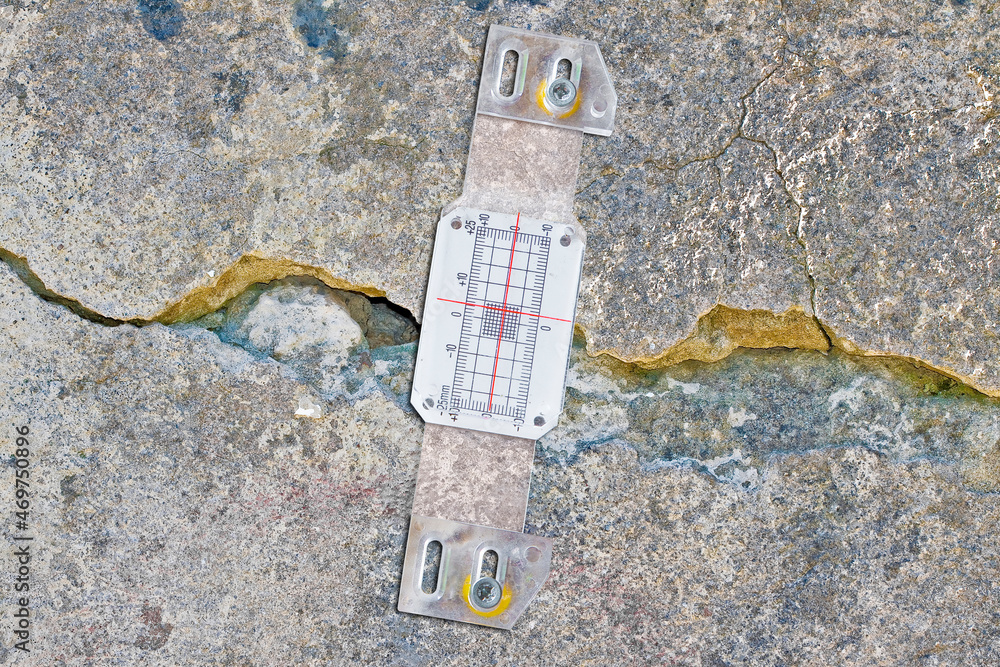Deep crack and plastic mechanical crack meter designed to measure ...