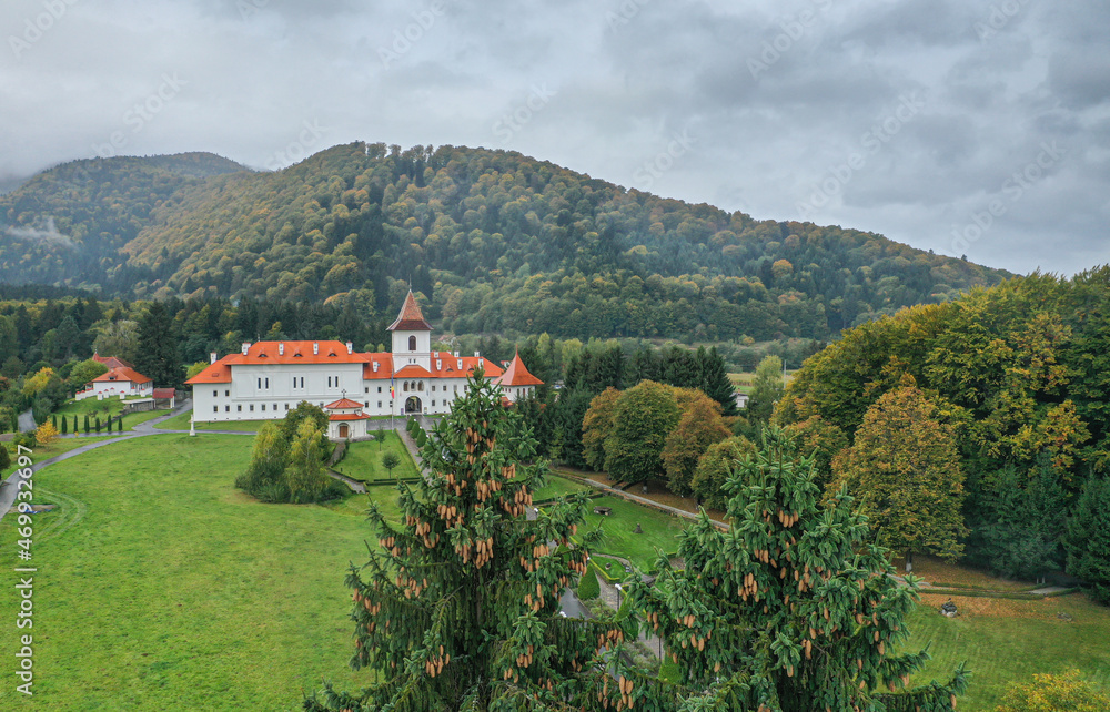 Foto Stock Sambata de Sus, Romania - 2021: Aerial view over Sambata de ...