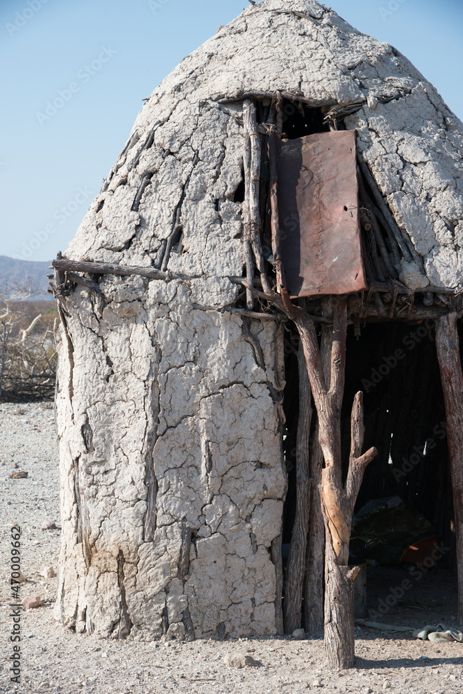Foto de House of Himba tribe, in Kunene region, Namibia. Houses are ...