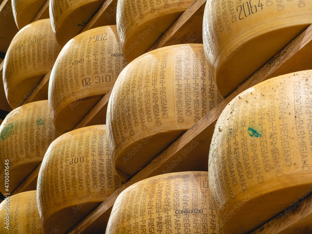 Foto de wheels of certified parmesan parmigiano reggiano hard organic ...