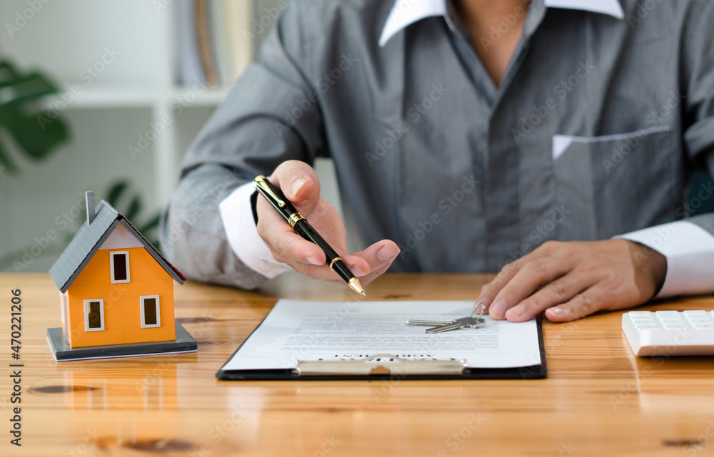 The real estate agent is explaining the house style to the clients who ...