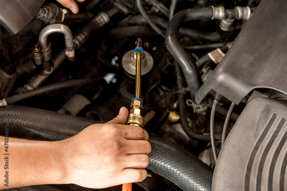 Connecting the oil fill duct to a oil flushing machine via an adapter ...