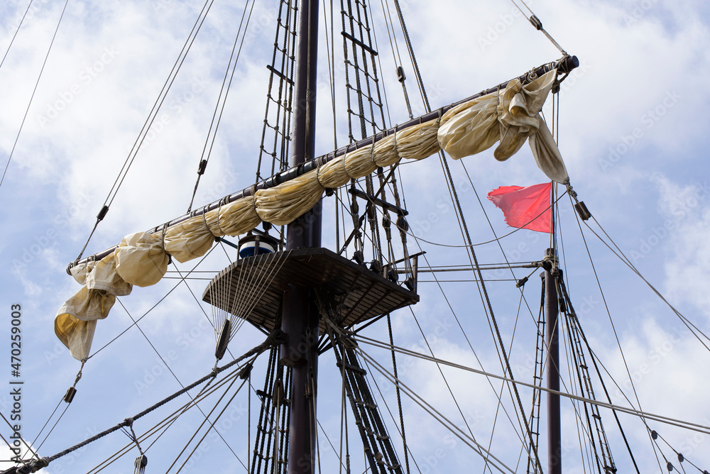 grand mât, hune et voile repliée sur une réplique de bateau historique ...