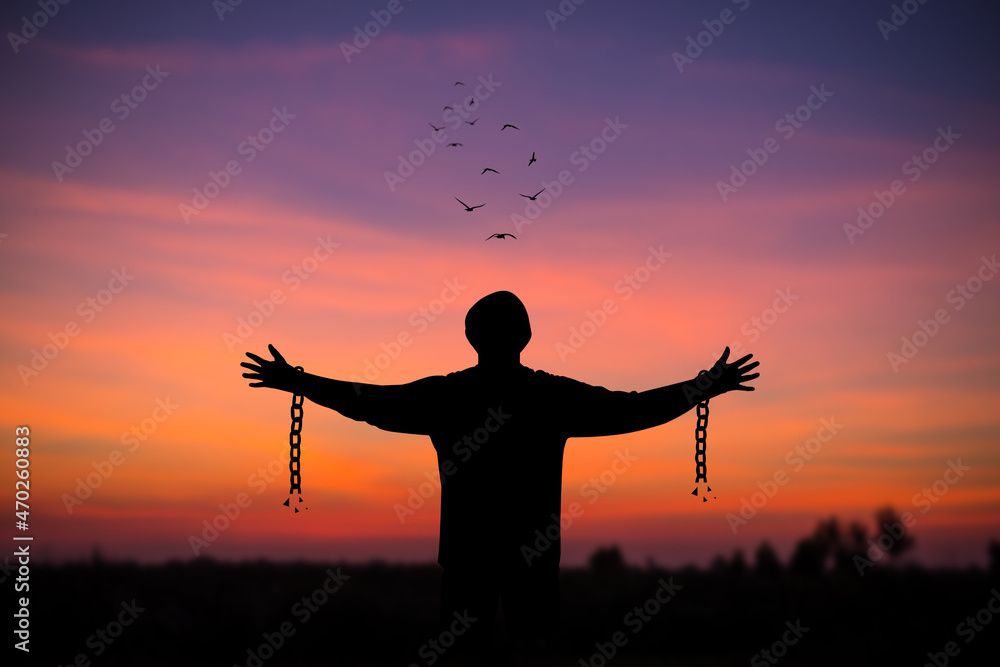 Foto de Silhouette of young man standing alone with beautiful sky at ...