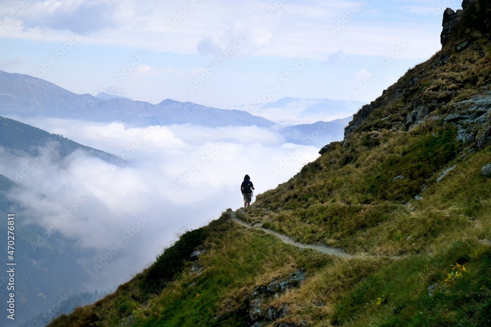 Foto de Beautiful mountain view above clouds during hiking on peak ...