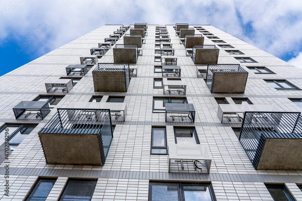 Moderne multy-storey apartment facade of residential building. The view ...