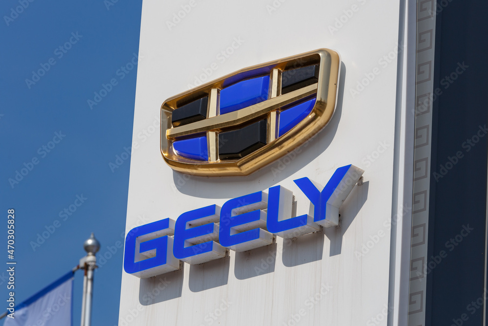 Foto de Geely logo on car dealership pillar at sunny day - Geely is one ...