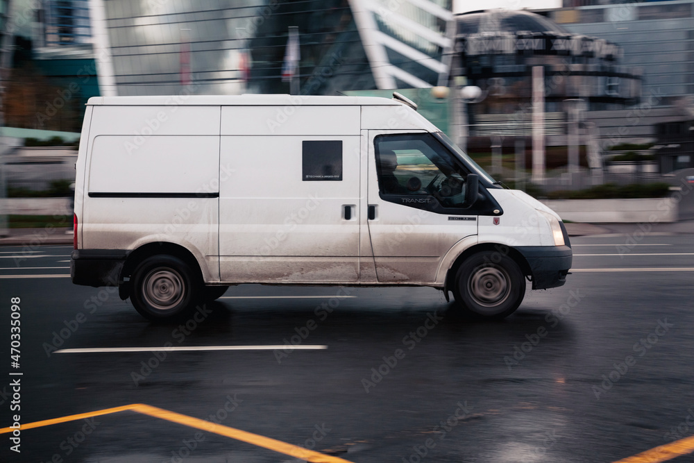 Fotka „Ford Transit Third generation van in the city street. Side view ...
