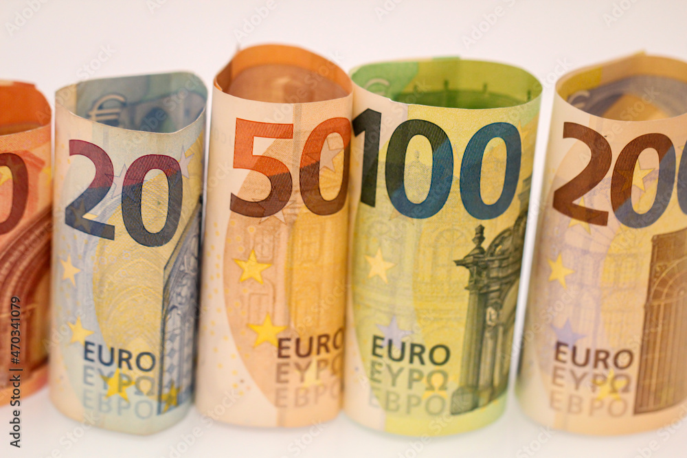 Rollen mehrerer Euro Banknoten, Euro Scheine stehen nebeneinander als ...