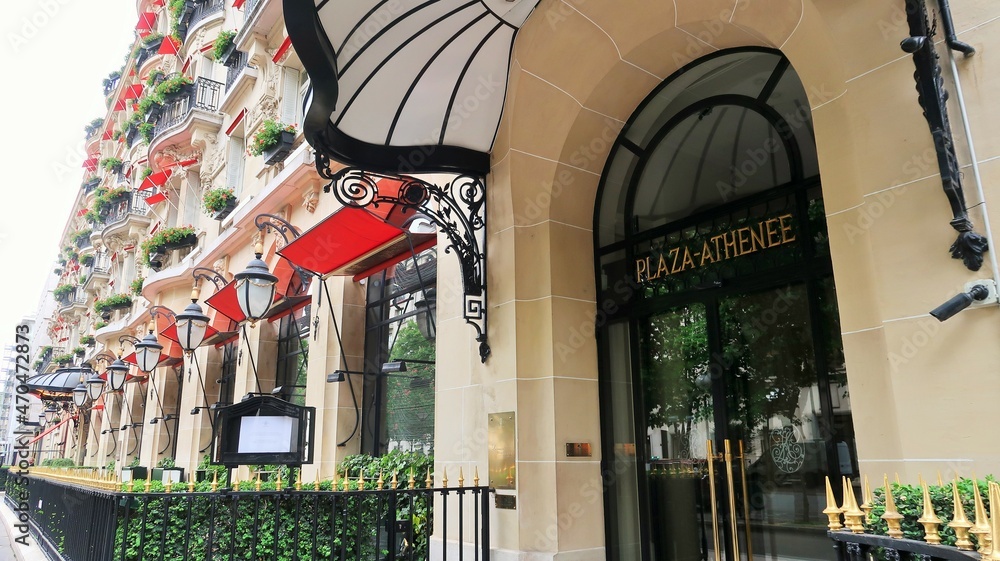 Porte d’entrée et façade du célèbre palace parisien Plaza Athénée ...