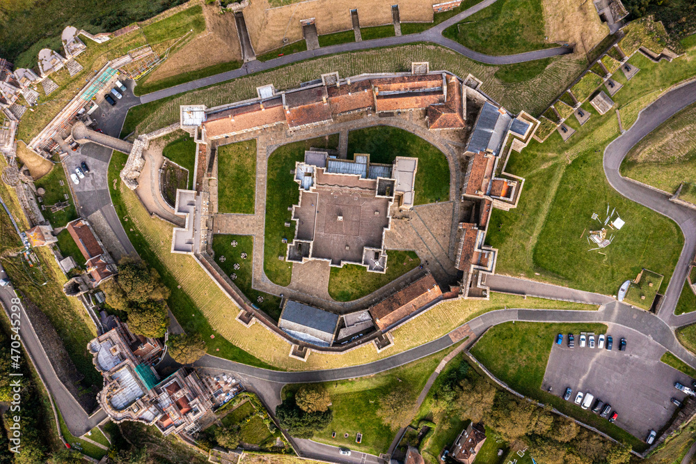 Foto de Aerial view of the Dover Castle. The most iconic of all English ...