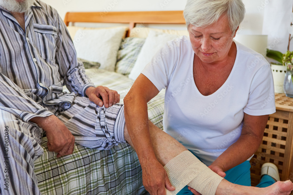 Altenpflegerin hilft Senior beim Verband anlegen Stock Photo | Adobe Stock