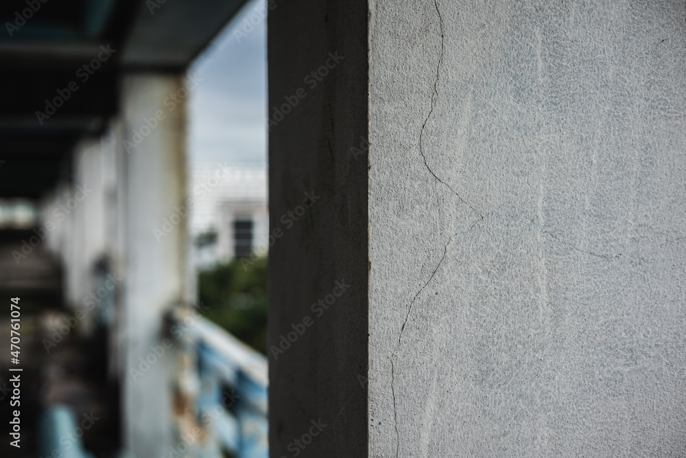 Color cracks of the building. Cracks in high-rise buildings are at risk ...
