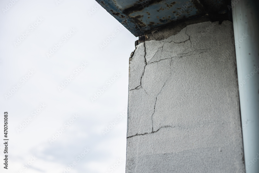 Color cracks of the building. Cracks in high-rise buildings are at risk ...