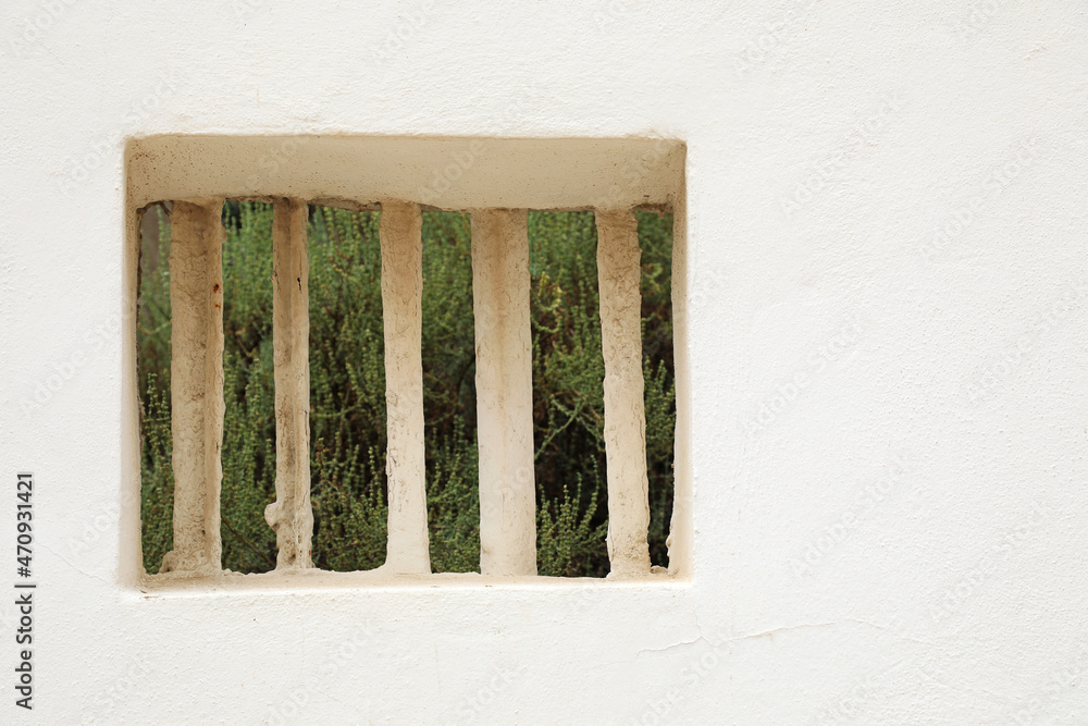 ventana con barrotes en una pared blanca pueblo almería 4M0A4575-as21 ...