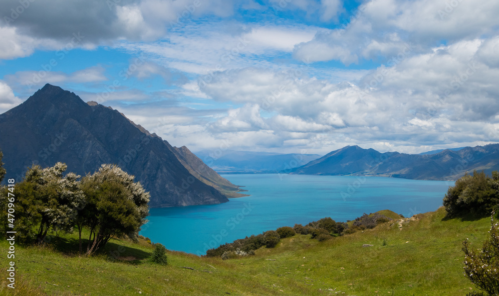 Fotka „Scenic landscape view of Lake Hawea in New Zealand showing ...