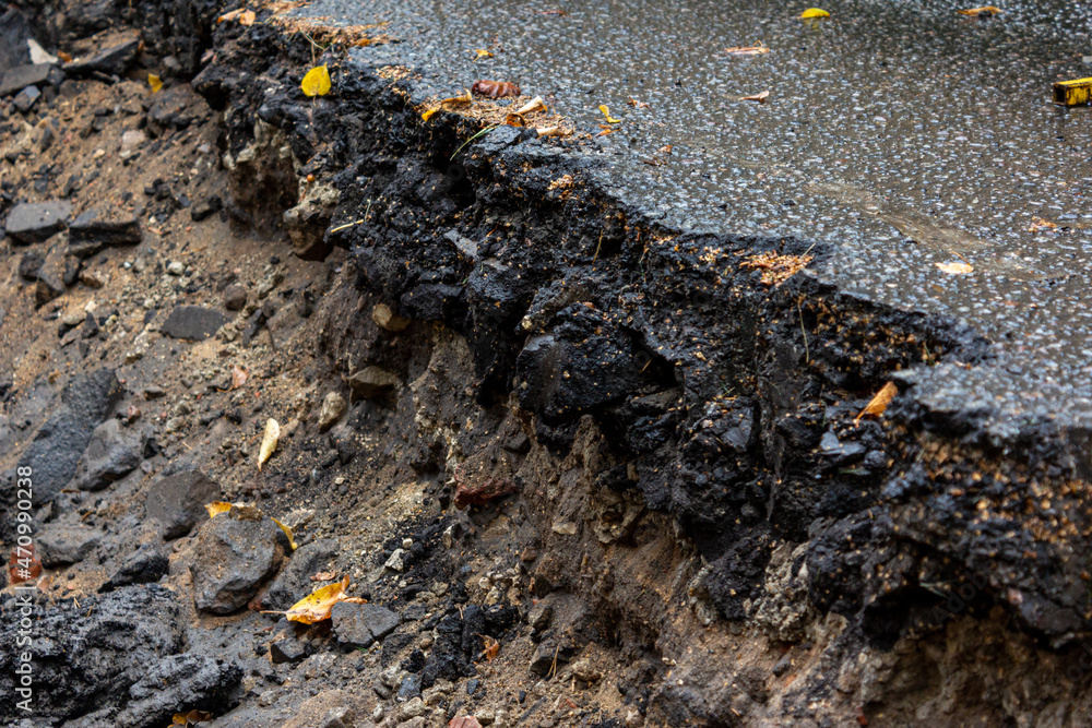 Foto de Broken asphalt and a pit, road works. Road repair, excavate the ...