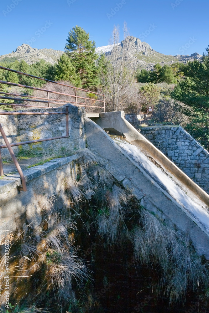 Presa del Embalse del Pueblo de Navacerrada. Madrid. España. Europa ...