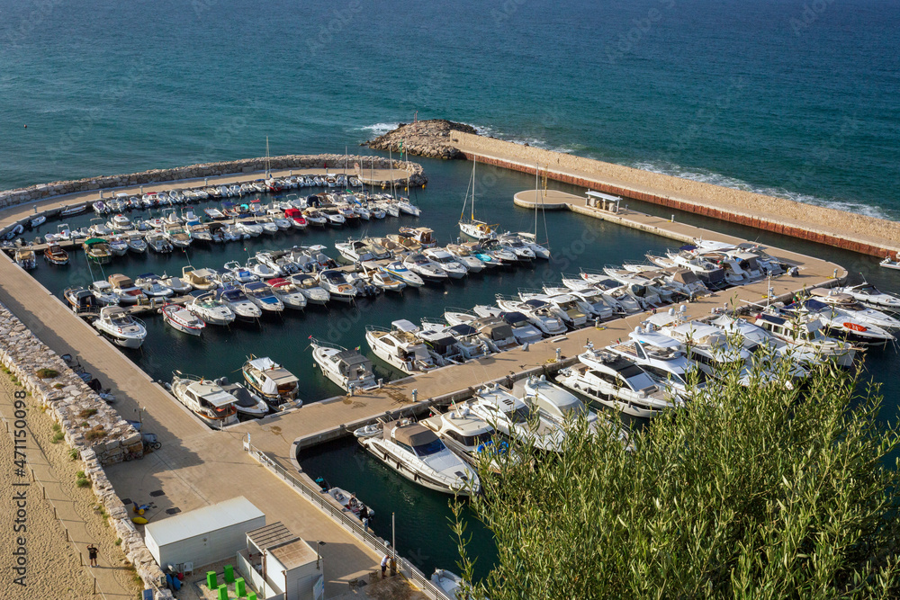 La spiaggia di Sperlonga.Il mare, il porto e il meraviglioso paesaggio ...