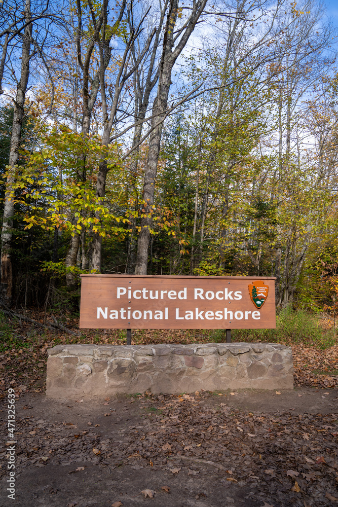 Foto de Michigan, USA - October 19, 2021: Entrance sign for Pictured ...