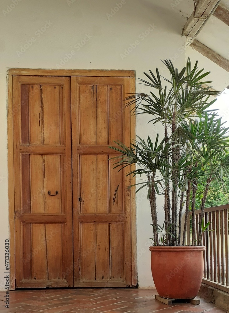 Puertas tipicas en el corredor, arquitectura colonial de Colombia ...