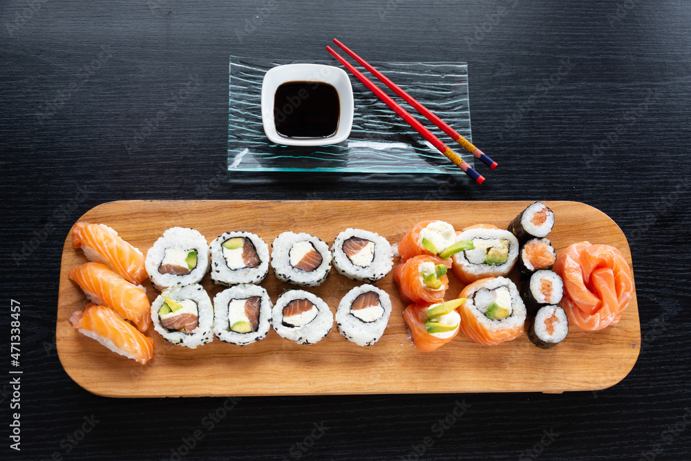 tabla de sushi en mesa restaurant de comida japonesa Stock Photo ...
