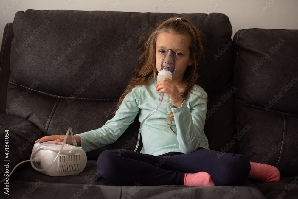 Fotografia do Stock: Portable breathing machine using at home. Girl ...