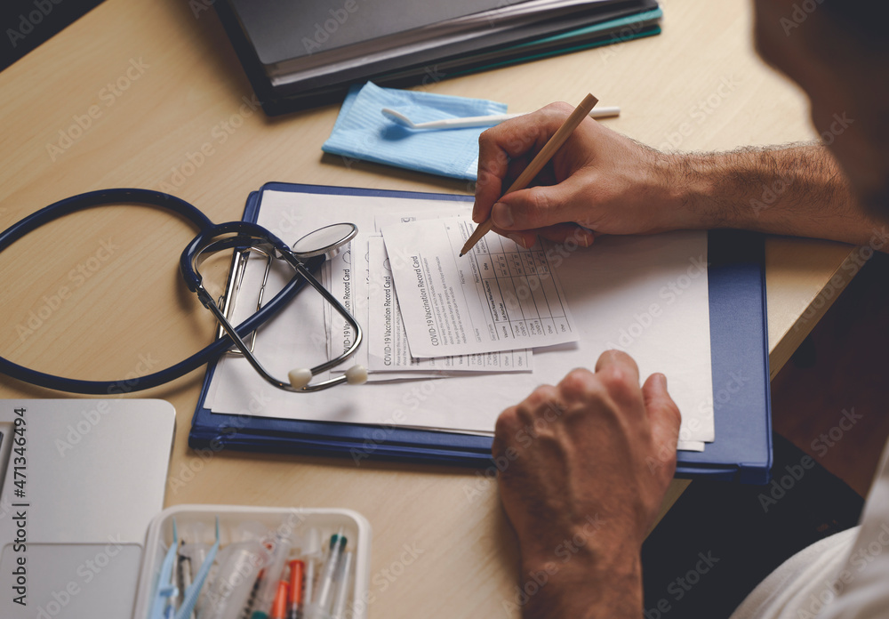 Vaccination record card. Vaccination form during the coronavirus ...
