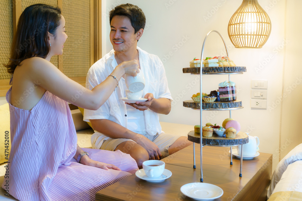 Asian couples are enjoying a romantic vacation. Having an afternoon tea ...