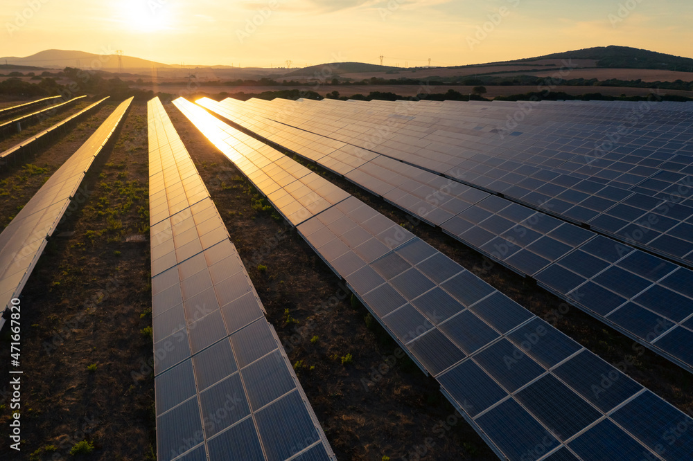 Stockfoto Drone close-up shot of sun-setting beams falling on solar ...