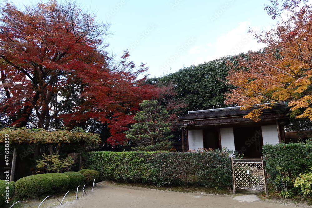 Foto de Zangetsu-ken House and autumnal leaves in the precincts of ...