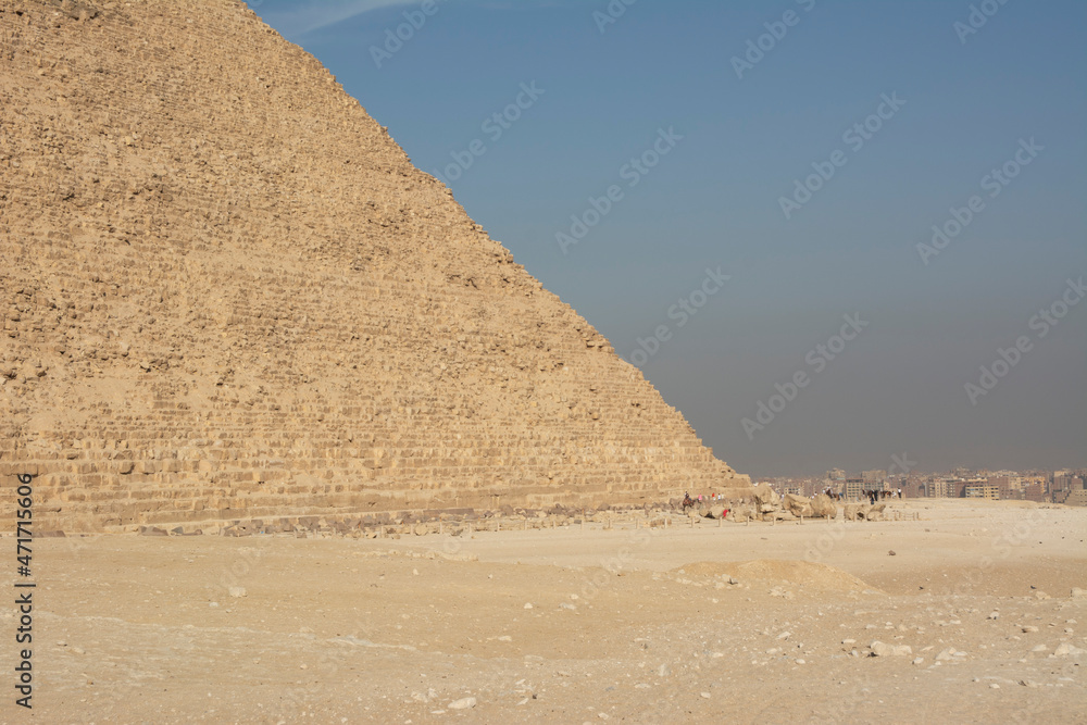 The great pyramid of Giza, Egypt, stands between 2 other pyramids Stock ...