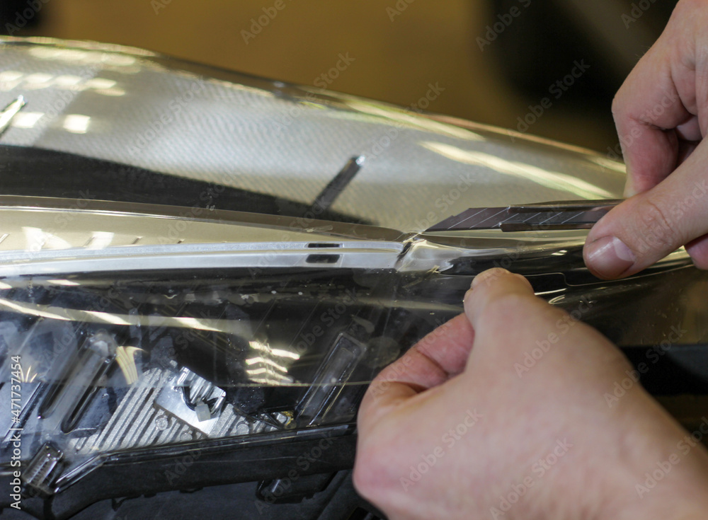 Foto de A close-up shows the process of installing PPF on the front ...