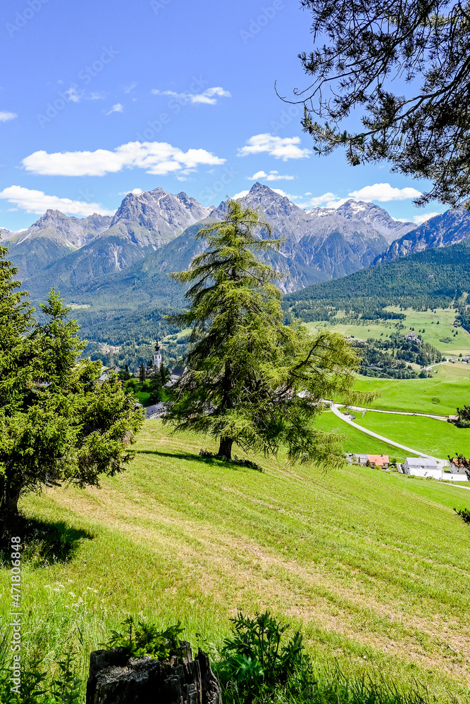 Ftan, Dorf, Kirche, Engadiner Dorf, Engadiner Häuser, Wanderweg ...