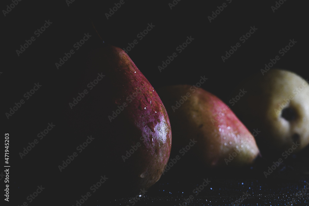 Peras miniaturas de color rojo que son del Perú Stock Photo | Adobe Stock