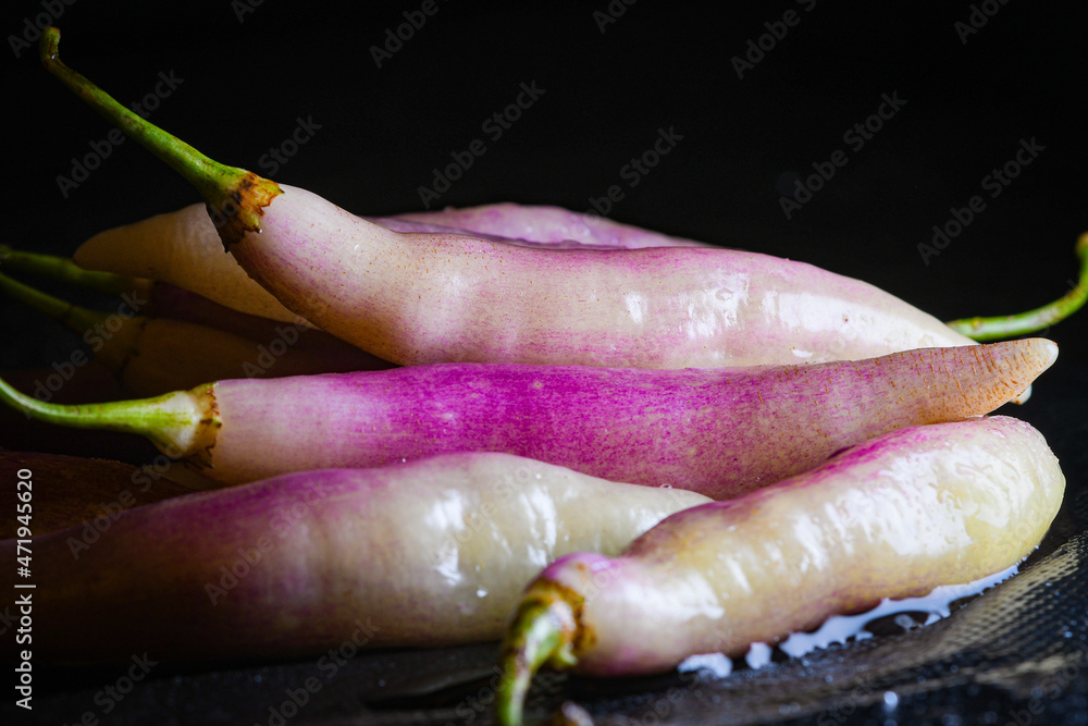 Chiles exóticos con manchas moradas del bosque del Perú Stock Photo ...