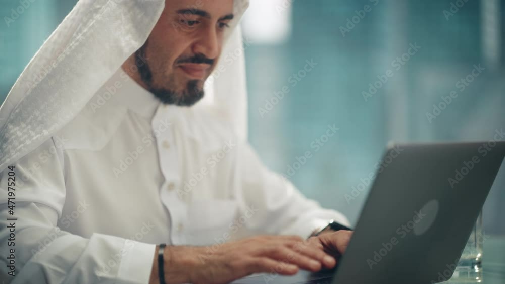 Successful Arab Businessman in White Traditional Outfit Sitting in ...