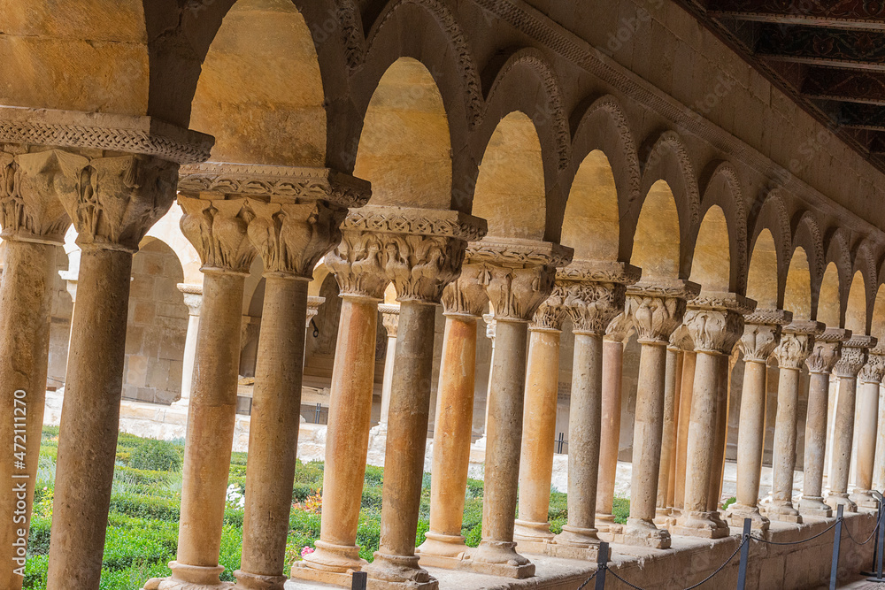 Arcos y columnas de un edificio religioso Stock Photo | Adobe Stock